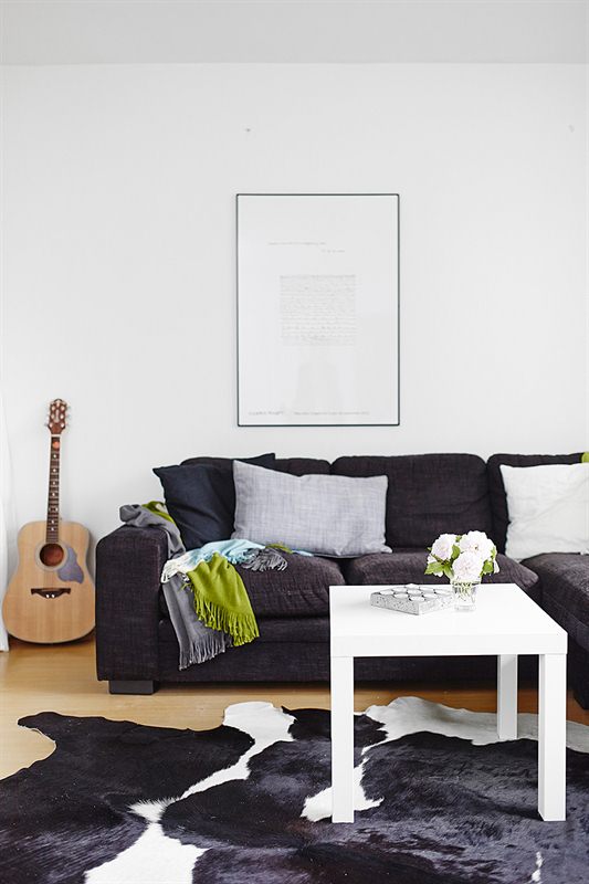 Les petites surfaces du jour : un lit sur estrade dans un studio