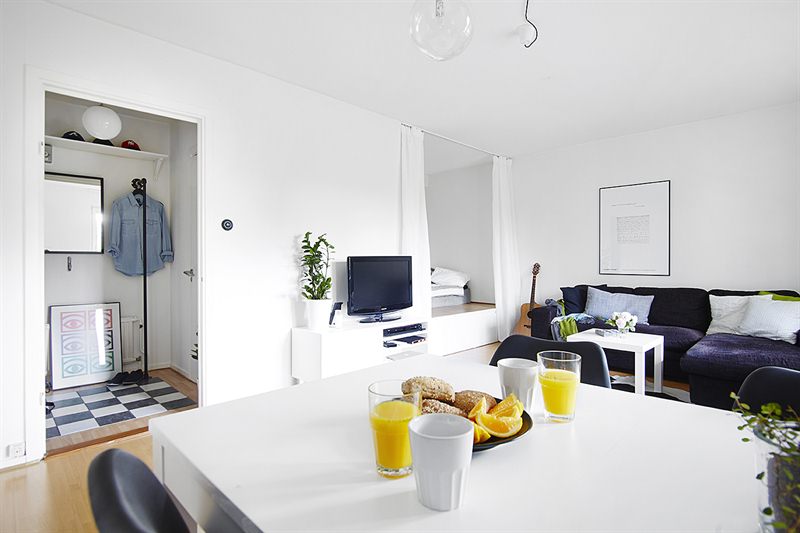 Les petites surfaces du jour : un lit sur estrade dans un studio