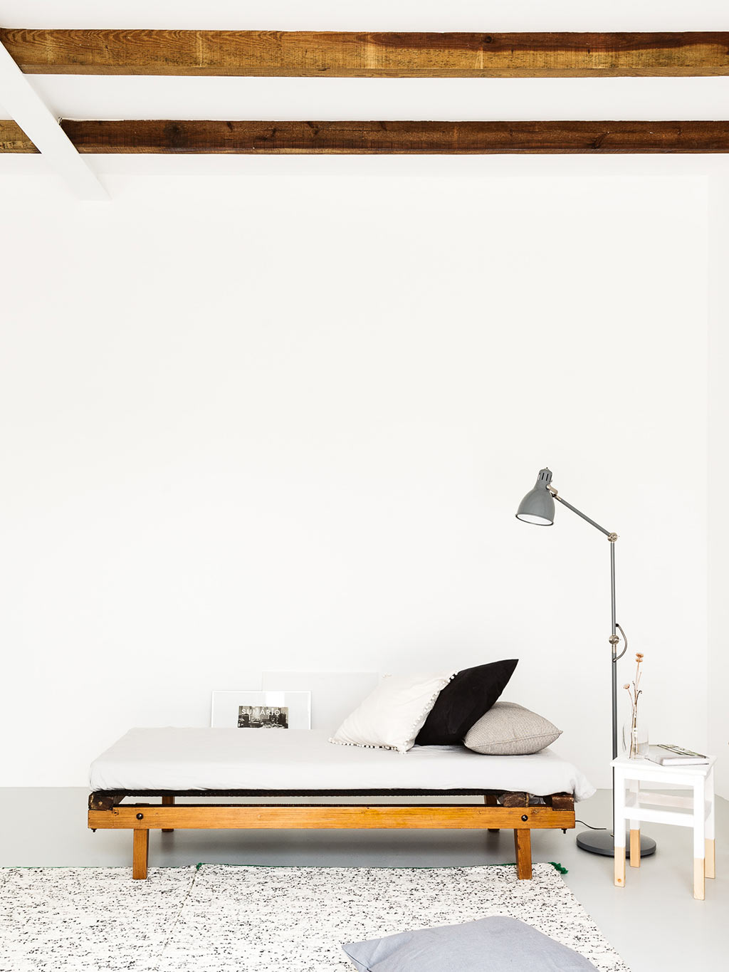 Un studio minimalisme propice à la création à Lisbonne