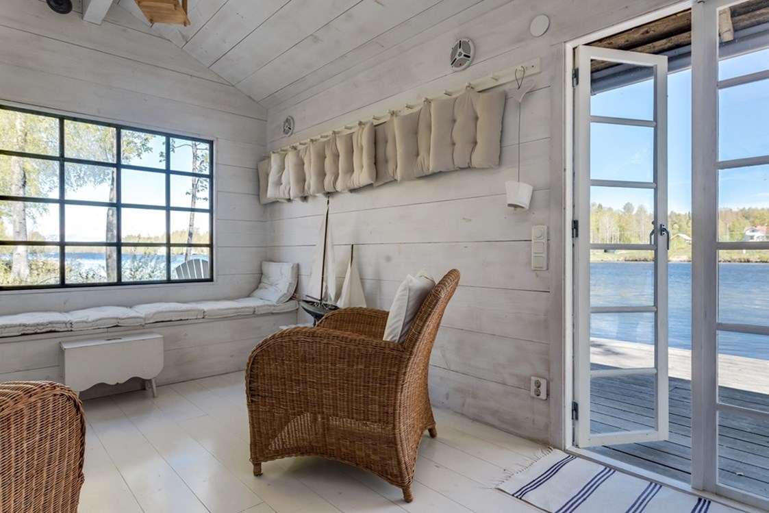 Décoration blanche dans la maison rouge