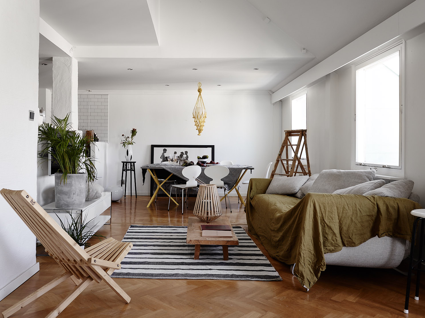 Un appartement en duplex avec un balcon ensoleillé