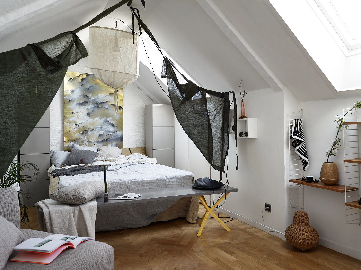 Un appartement en duplex avec un balcon ensoleillé