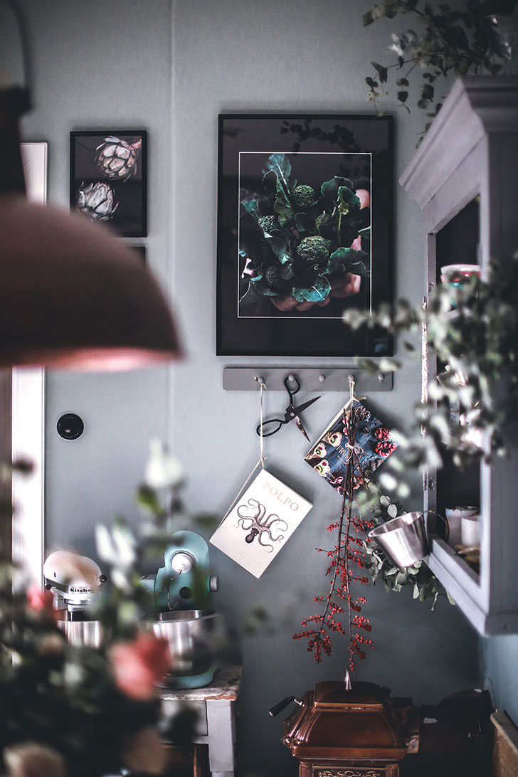 Une maison sombre et lumineuse