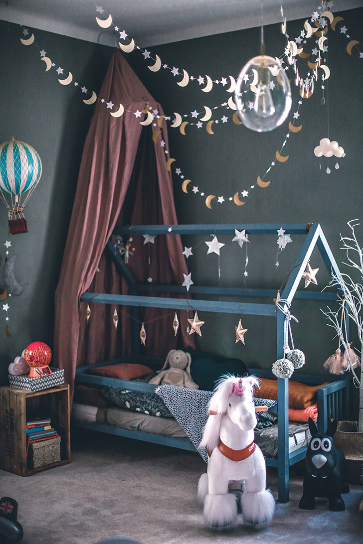 Une maison sombre et lumineuse