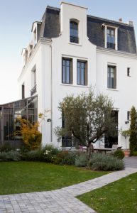 Design contemporain dans une maison classique