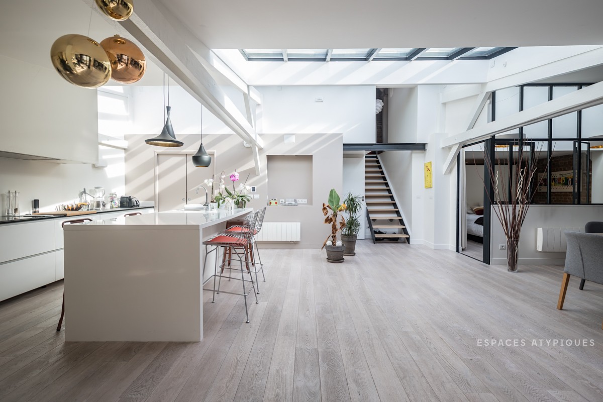 Une maison loft avec jardin