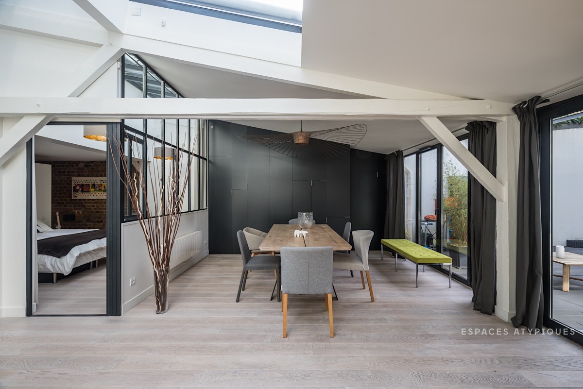 Une maison loft avec jardin