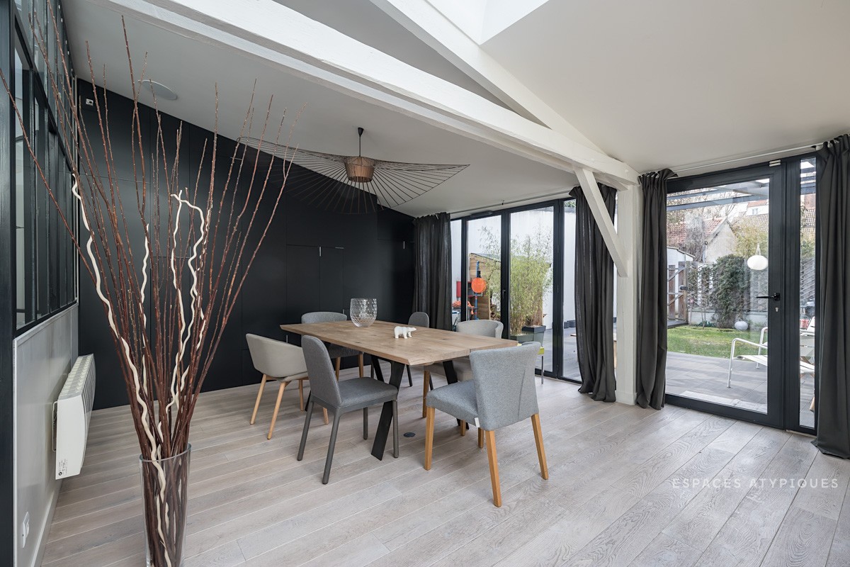 Une maison loft avec jardin