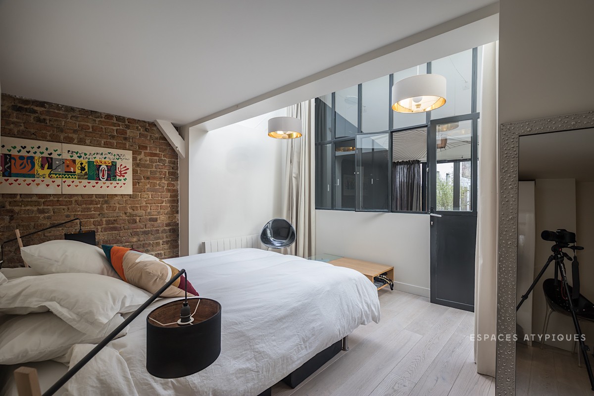 Une maison loft avec jardin