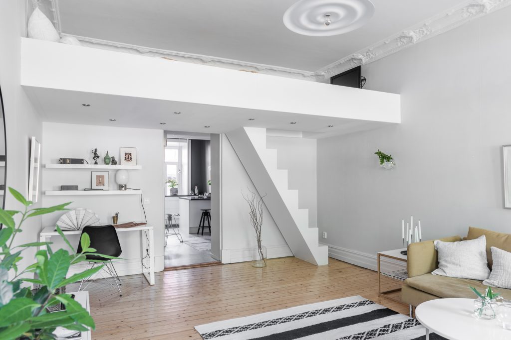 Un appartement avec un lit en hauteur