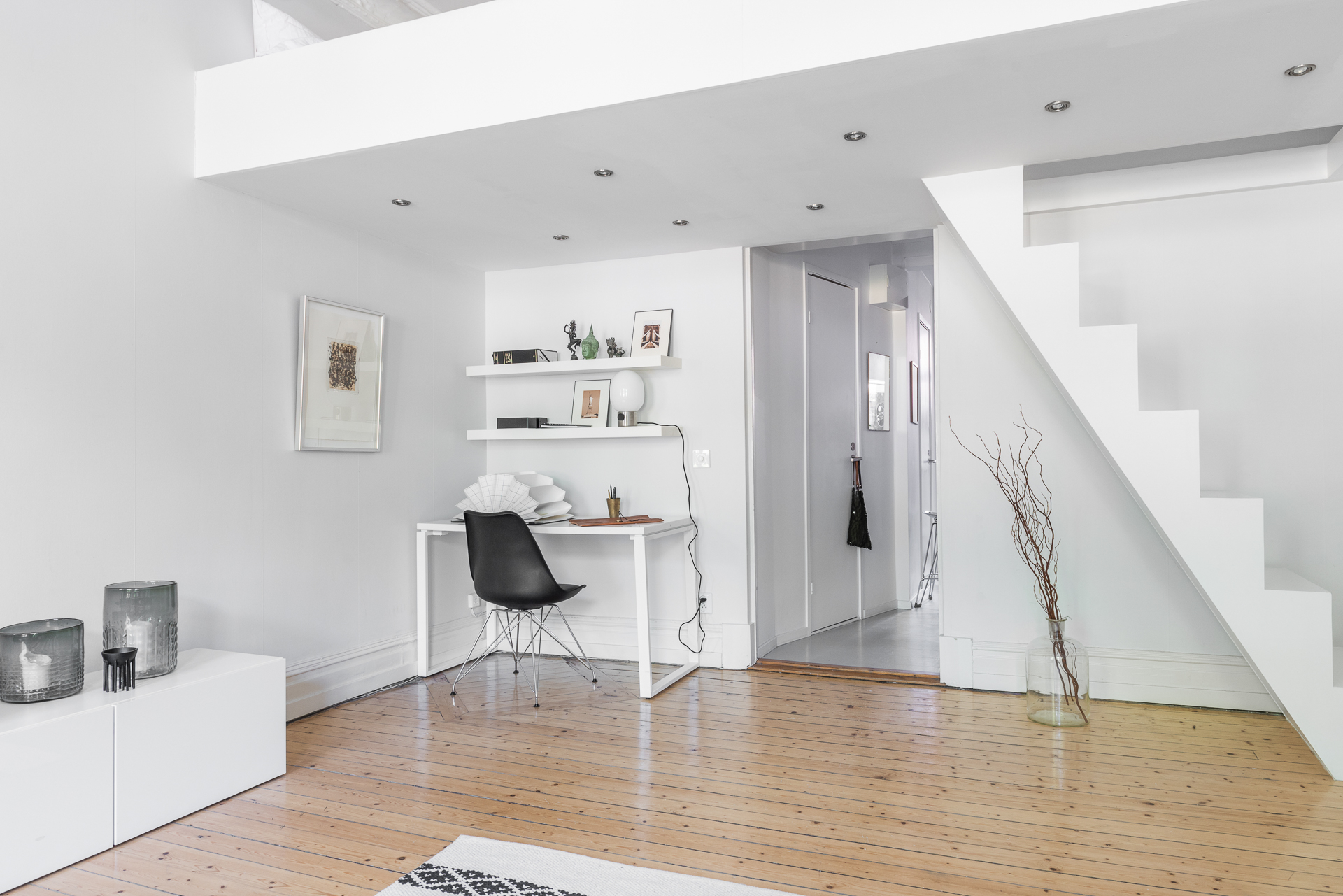 Un appartement avec un lit en hauteur