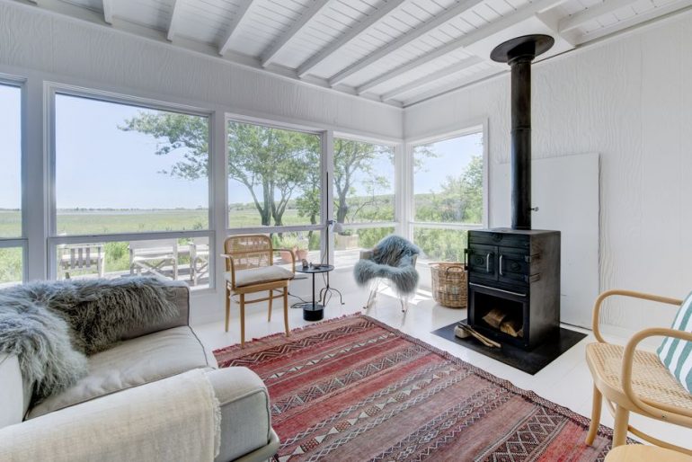 Un petit cottage au bord de l'eau dans les Hamptons
