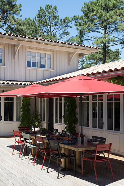 Une maison en bois dans les pins
