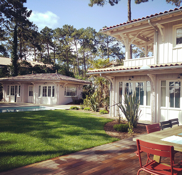 Une maison en bois dans les pins