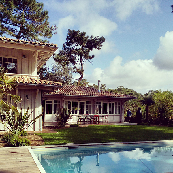 Une maison en bois dans les pins