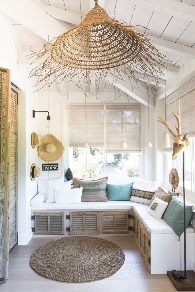 Une maison en bois dans les pins