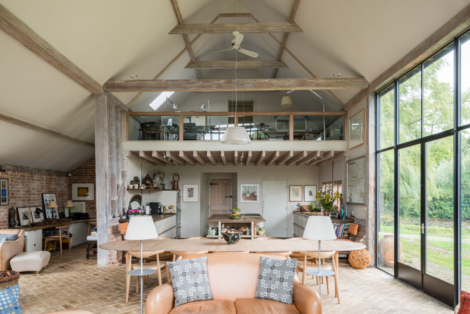 Style loft pour une grange vitrée dans le Suffolk