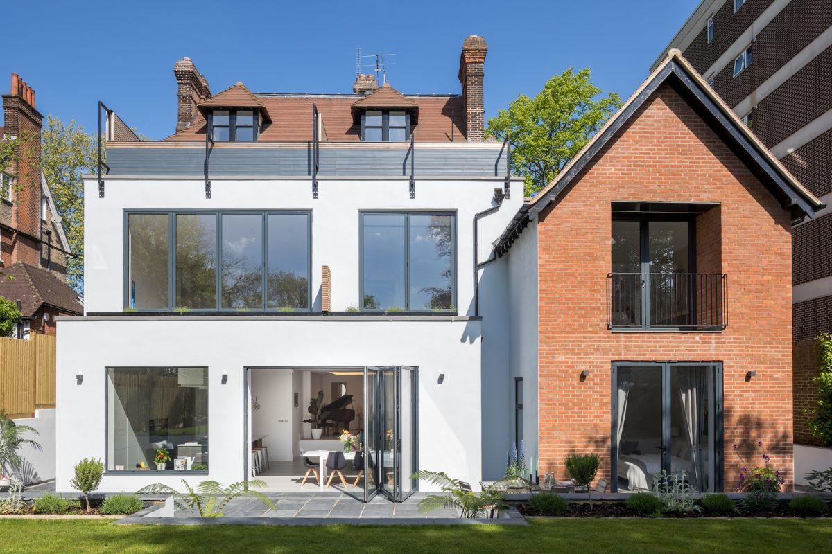 Une maison anglaise agrandie sur deux niveaux