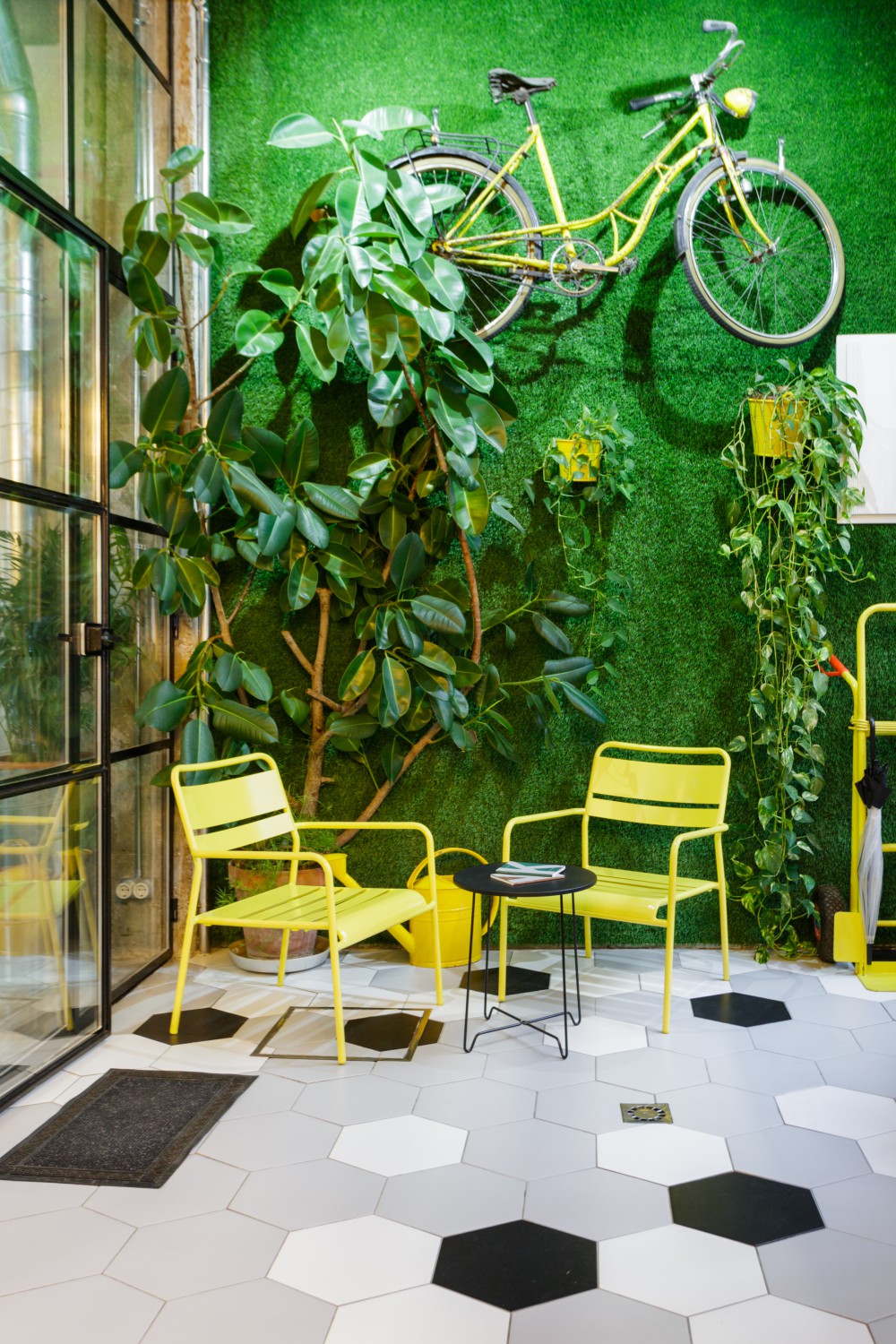 Une terrasse jaune et verte pour un loft