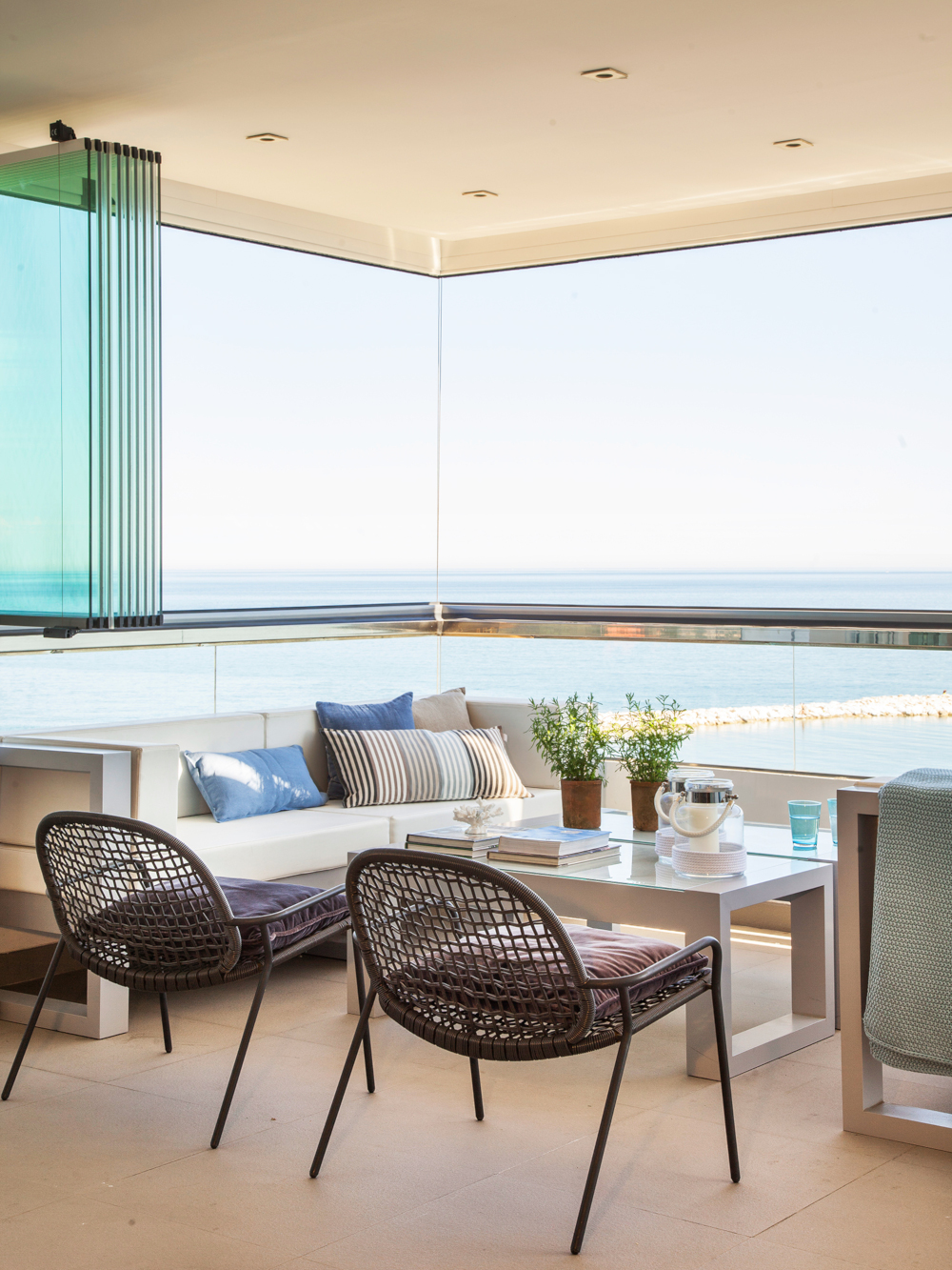 Une terrasse avec vue mer pour un appartement rénové