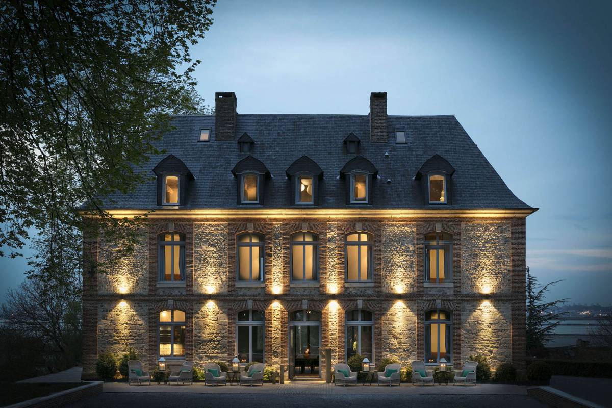 Un manoir près de la mer en Normandie en style français