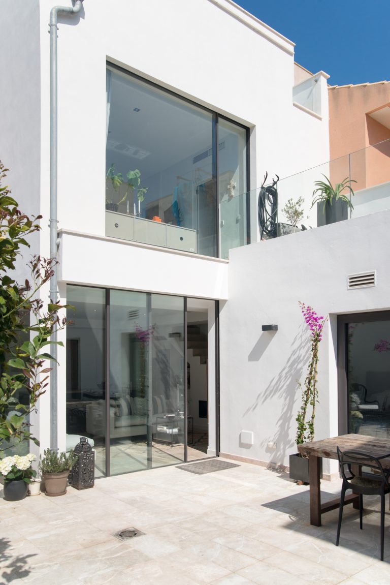 Terrasses et piscine pour une maison de ville avec vue sur la mer
