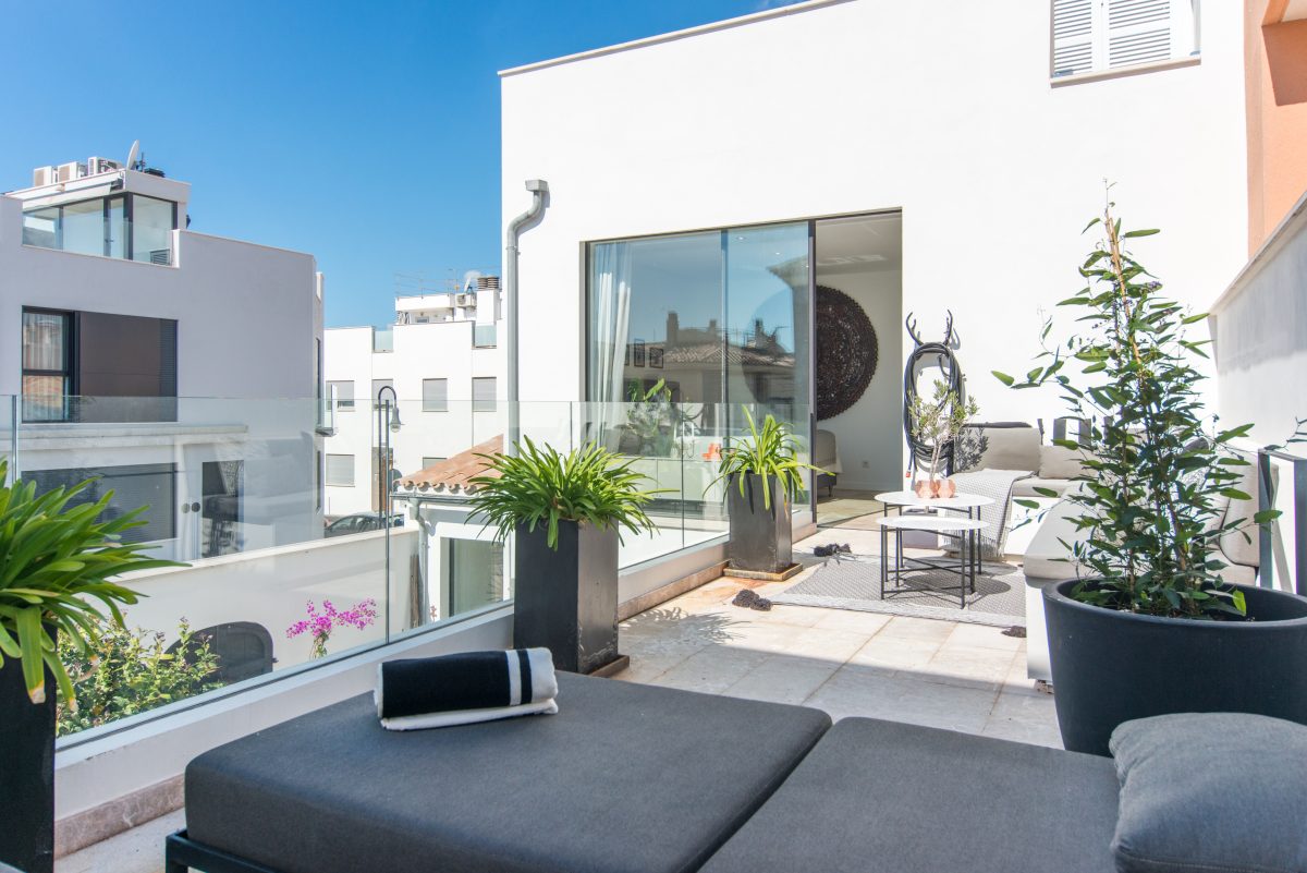 Terrasses et piscine pour une maison de ville avec vue sur la mer