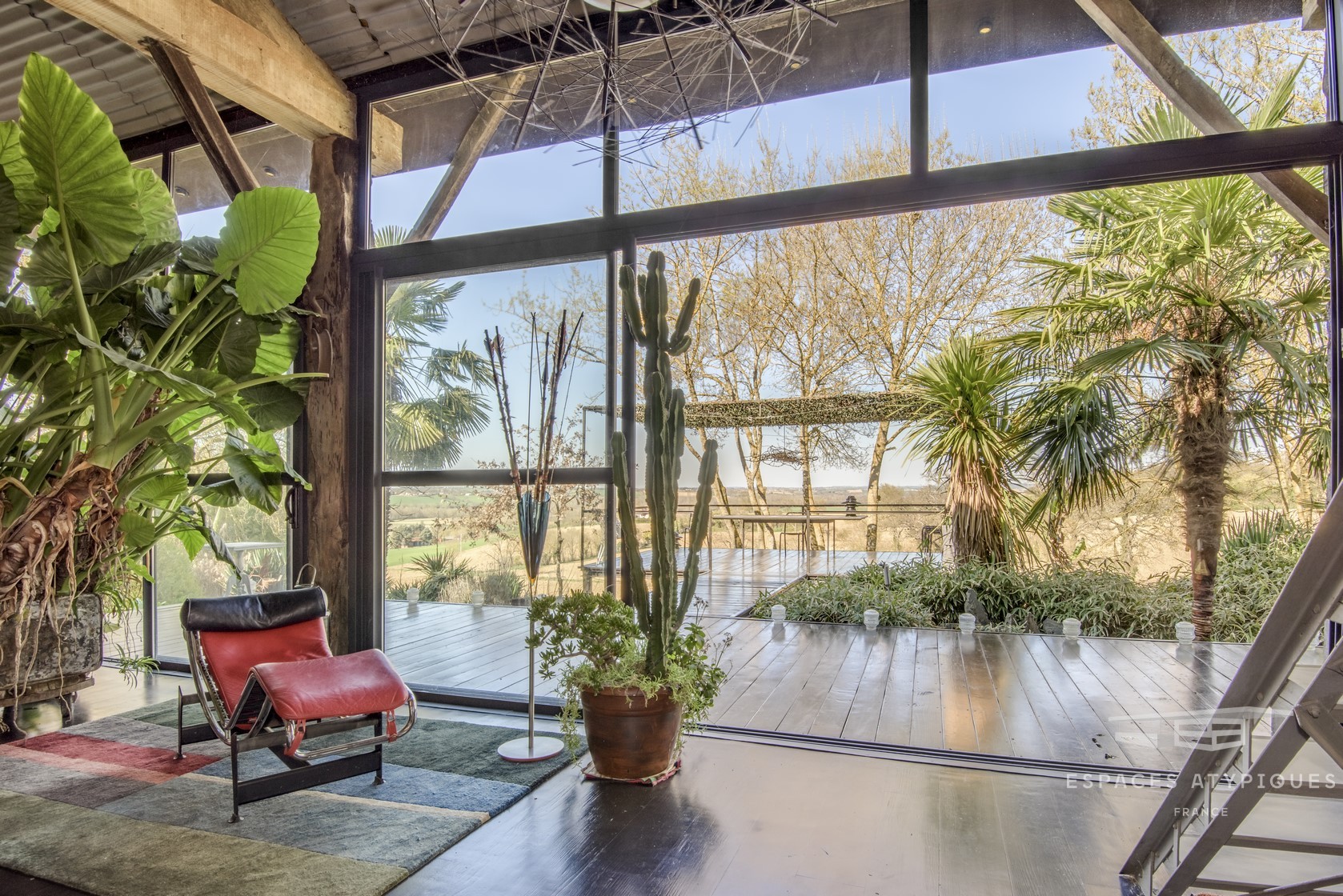 Une maison loft et son jardin extraordinaire