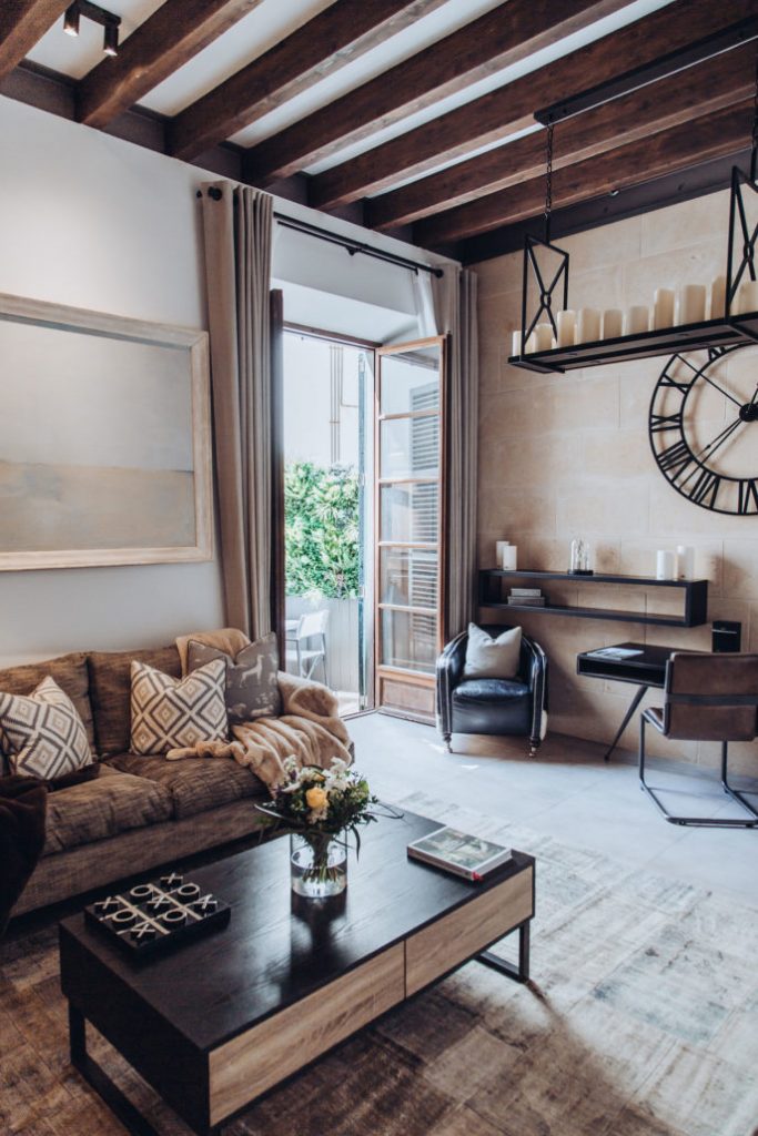 Un appartement au design couleur de terre dans un environnement authentique