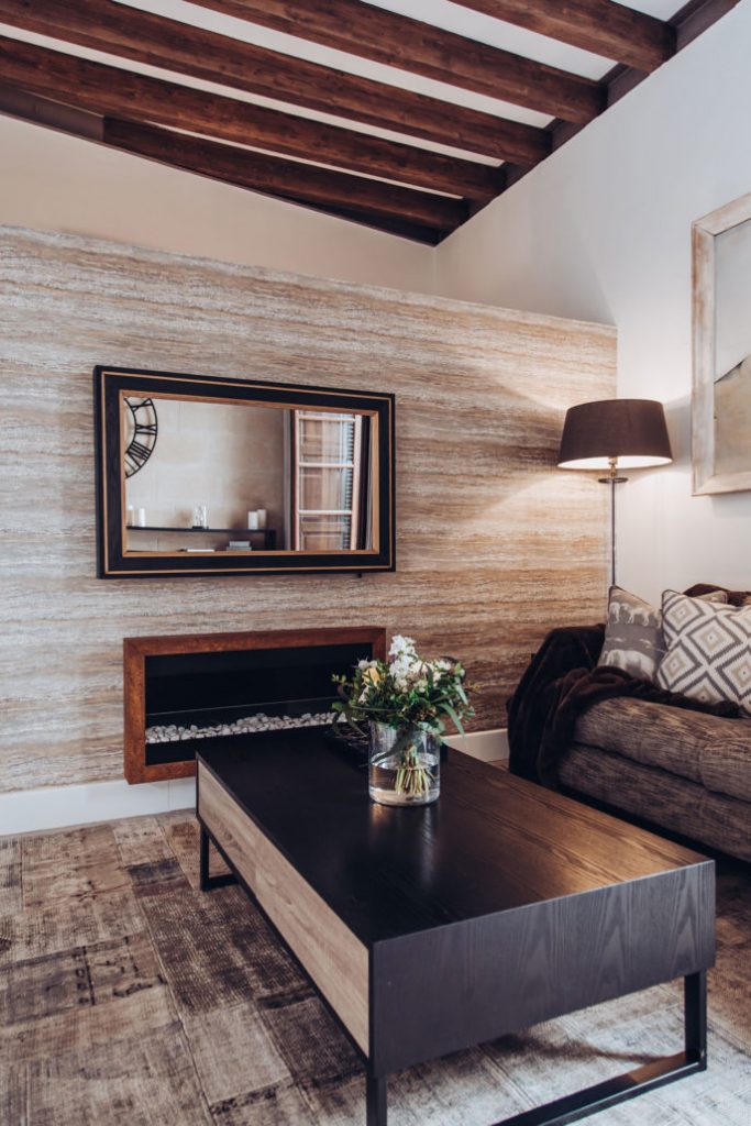 Un appartement au design couleur de terre dans un environnement authentique