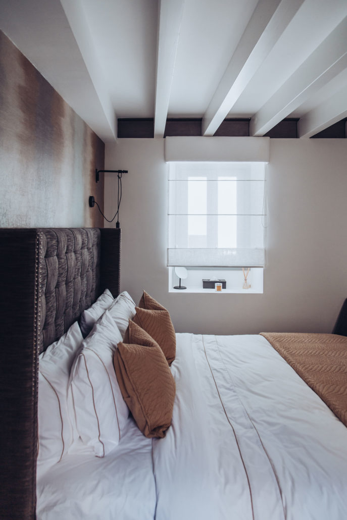 Un appartement au design couleur de terre dans un environnement authentique