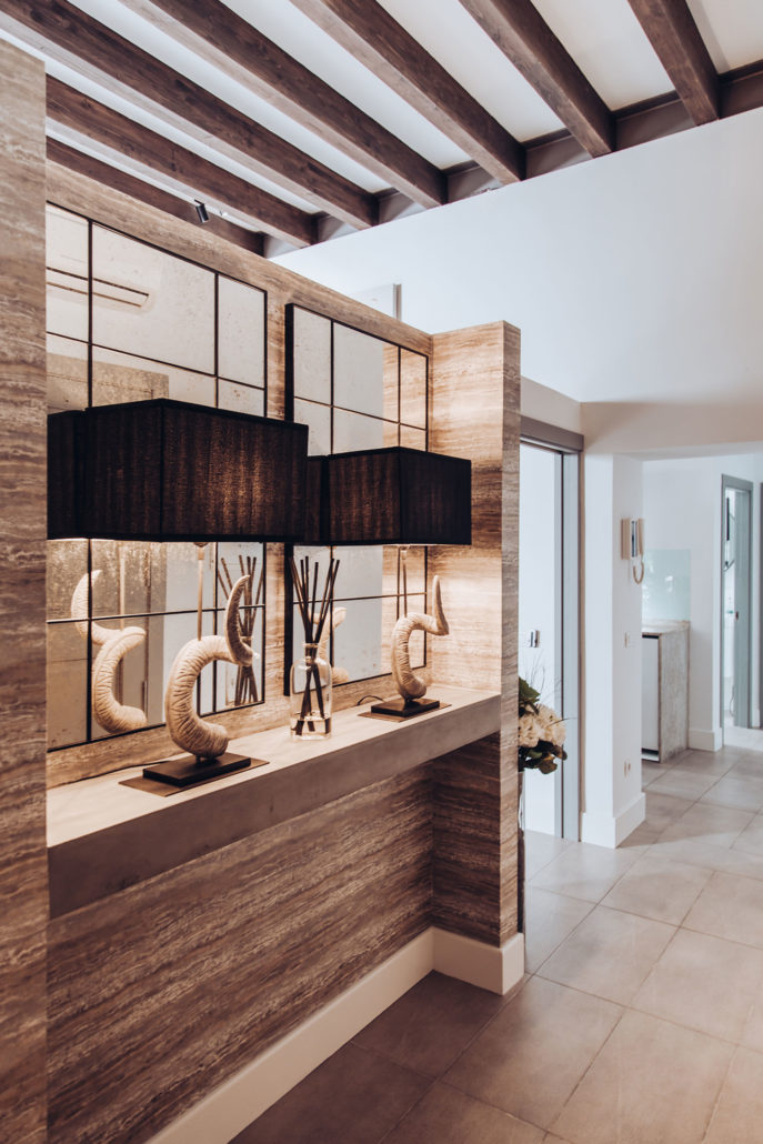 Un appartement au design couleur de terre dans un environnement authentique