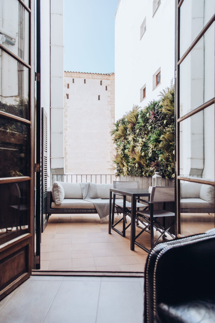 Un appartement au design couleur de terre dans un environnement authentique