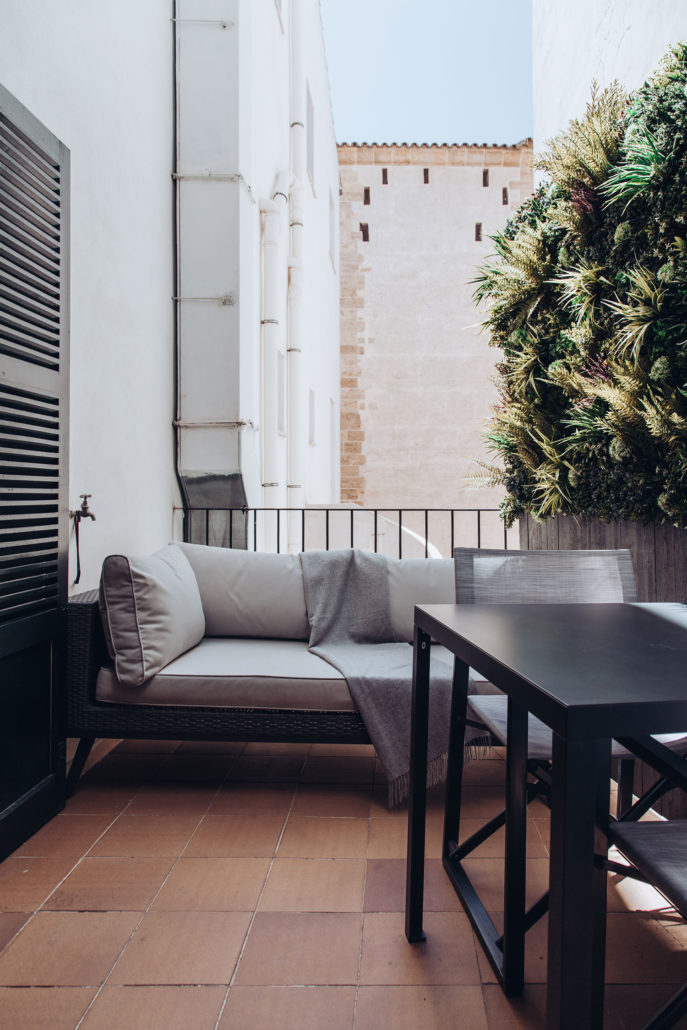 Un appartement au design couleur de terre dans un environnement authentique