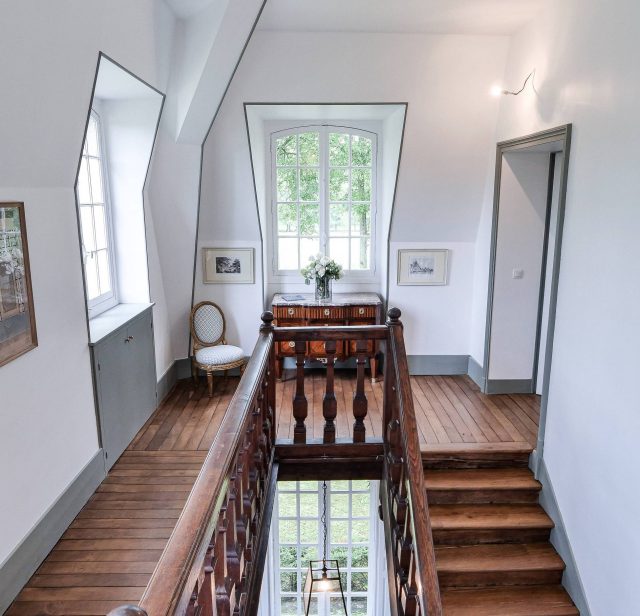 Une maison à la décoration classique dans le parc d'un château près de ...