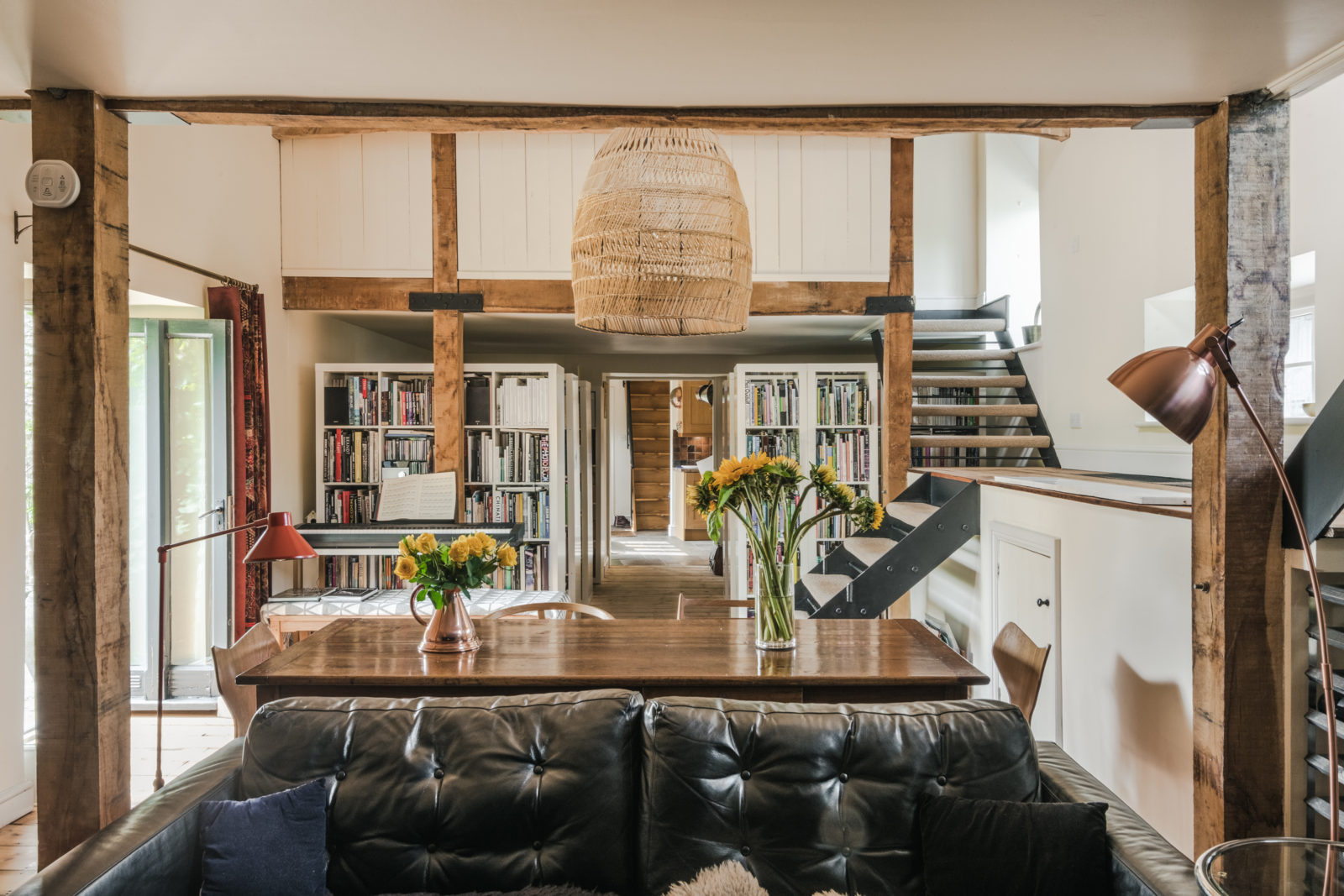 Le salon de cette grange rénovée est conçu comme une bibliothèque