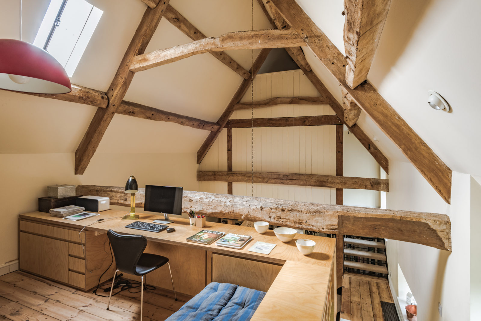 Le salon de cette grange rénovée est conçu comme une bibliothèque