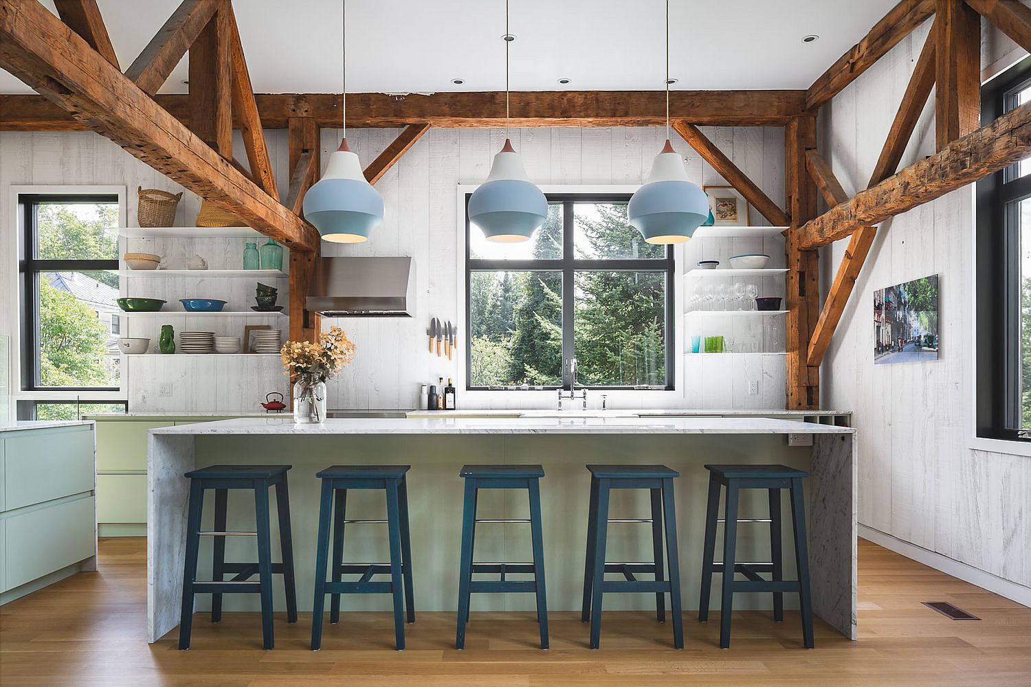 Une décoration simple pour une ancienne grange rénovée par un studio de ...
