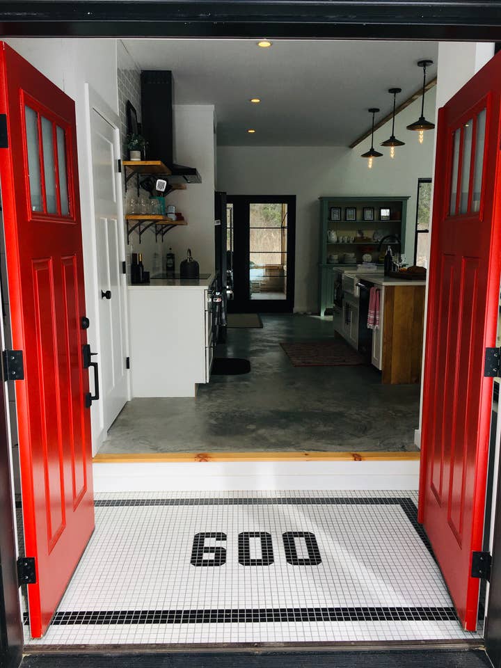 Cette maison à la porte rouge est à la fois contemporaine et traditionnelle