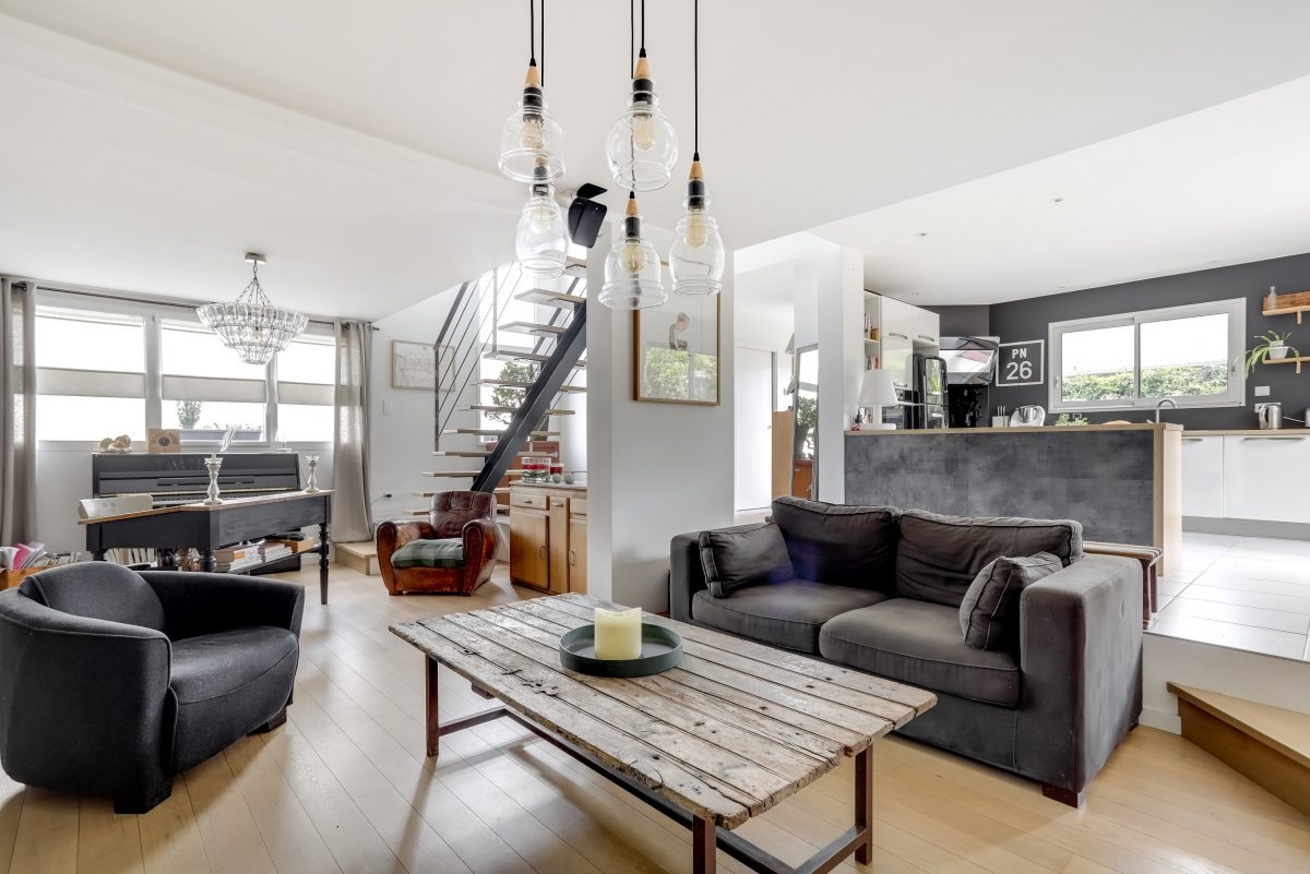 Une maison loft contemporaine avec patio dans un ancien vendangeoir