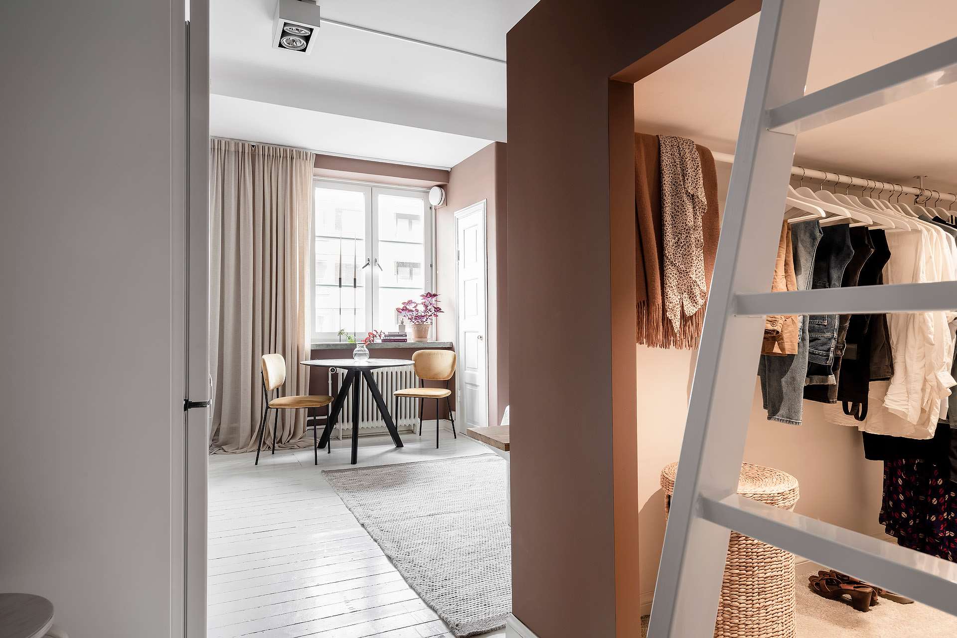 Ce studio nous prouve qu'il est possible d'installer un dressing dans ...