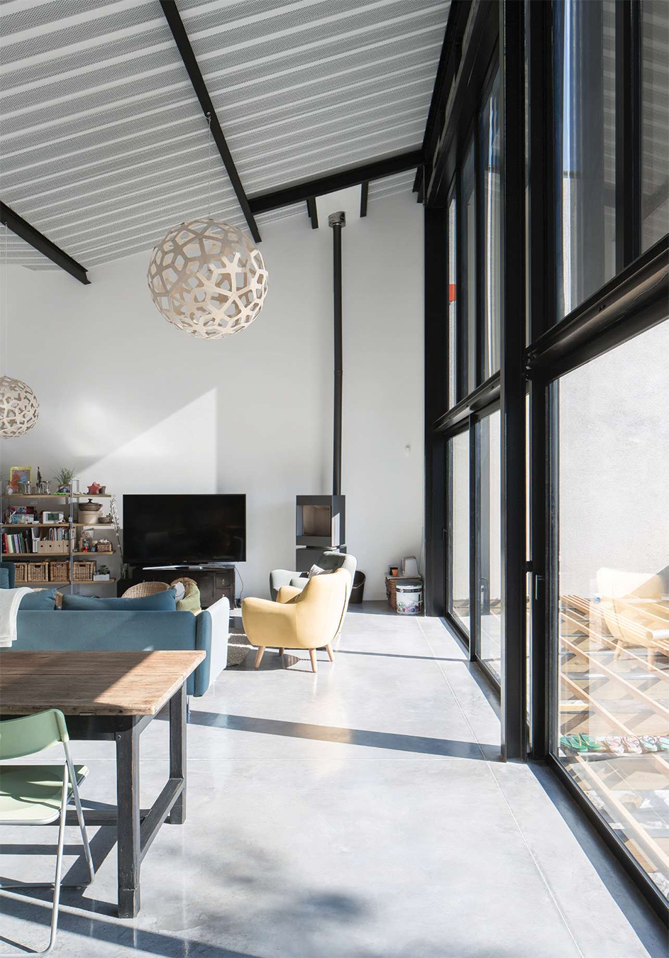 Cette maison loft d'architecte a été construite avec un budget plus que ...