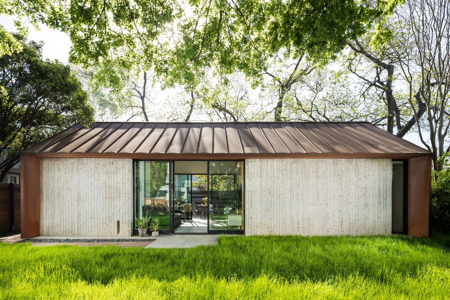 Cette petite maison de verre et de béton de 55m2 est une maison d'amis ...