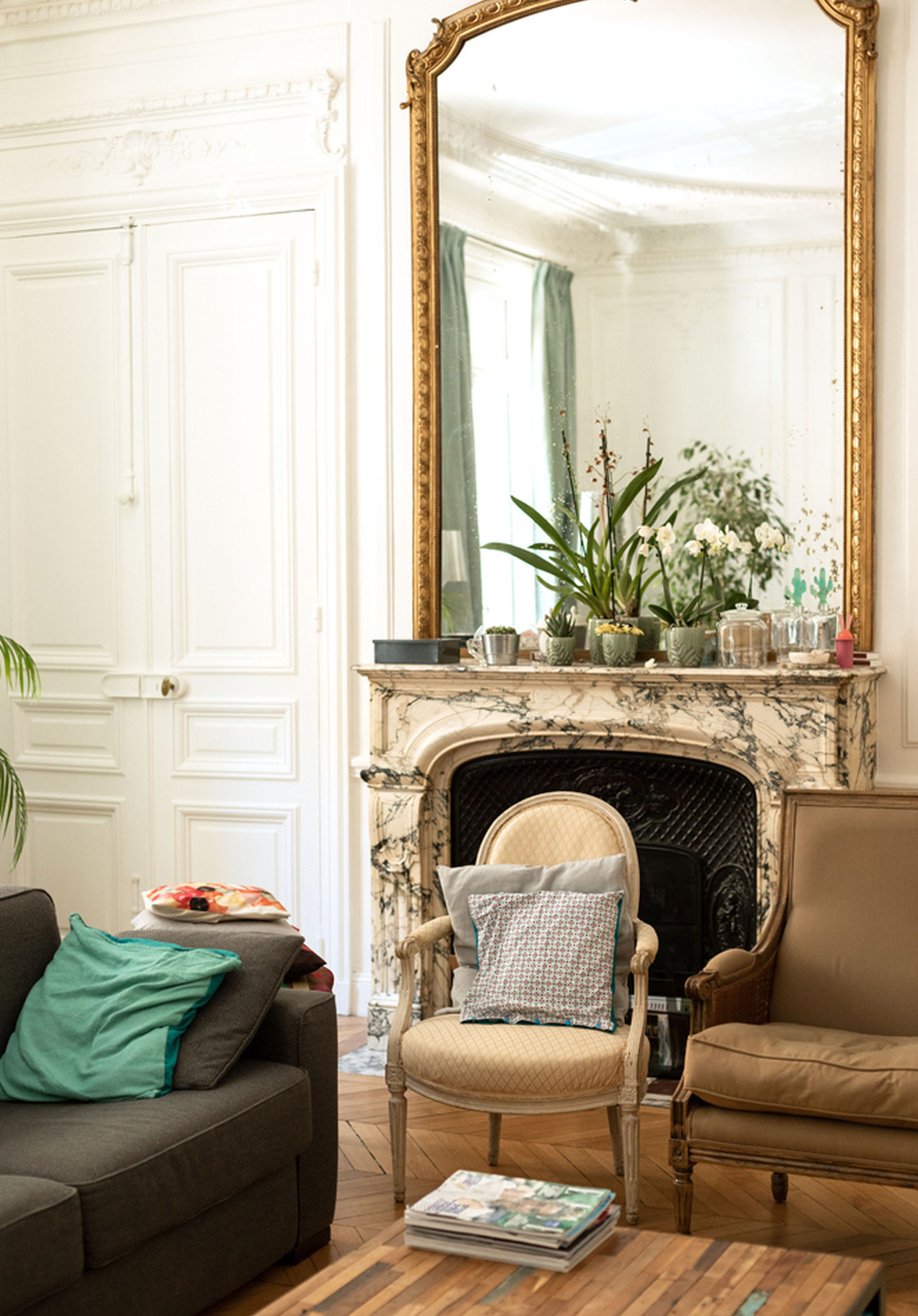 Cet appartement parisien typique a été rénové entre classique et design ...