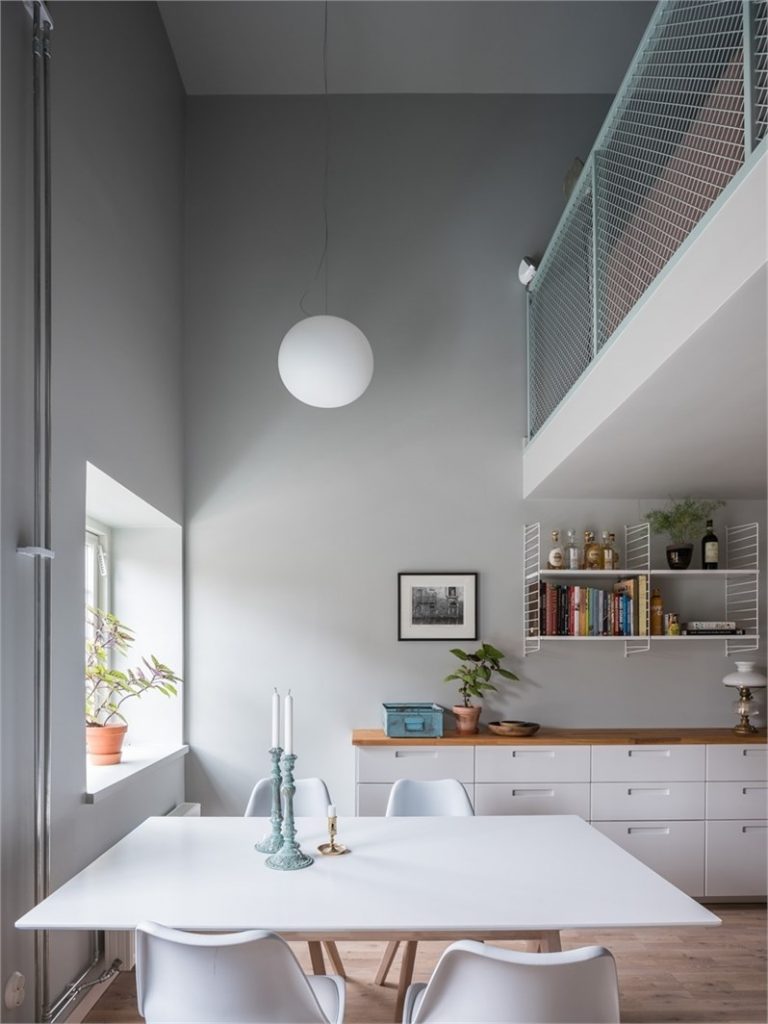 Cette cuisine a été installée de façon astucieuse dans cet appartement ...