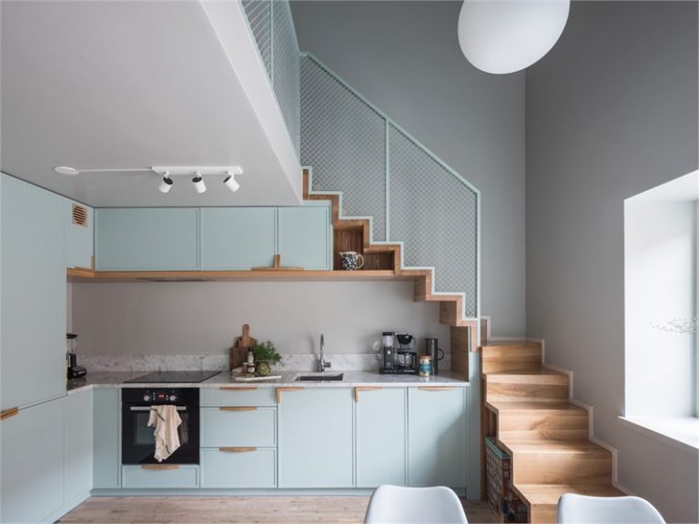 Cette cuisine a été installée de façon astucieuse dans cet appartement ...