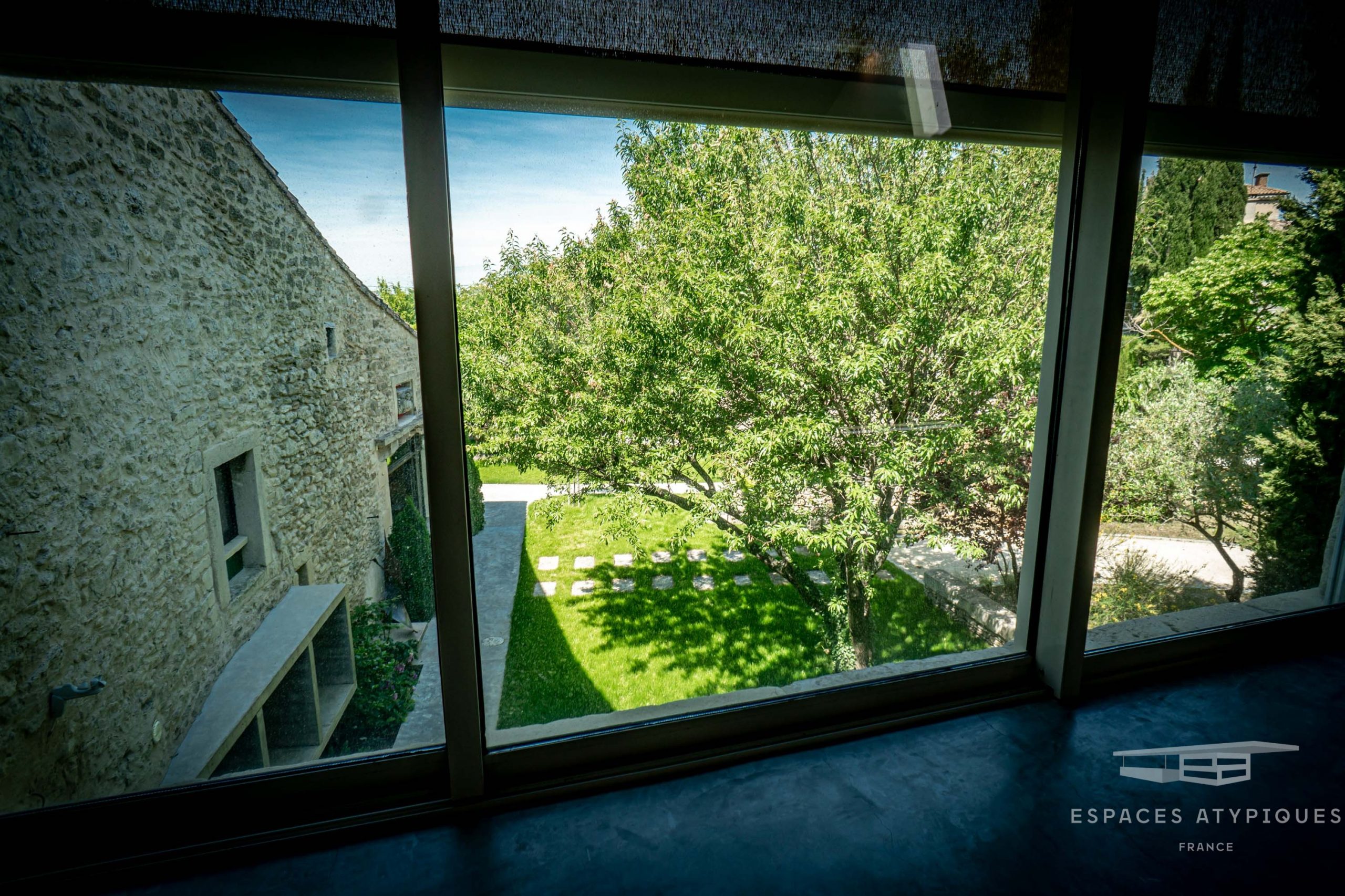 Cette maison en pierres a été rénovée par un architecte renommé en Provence