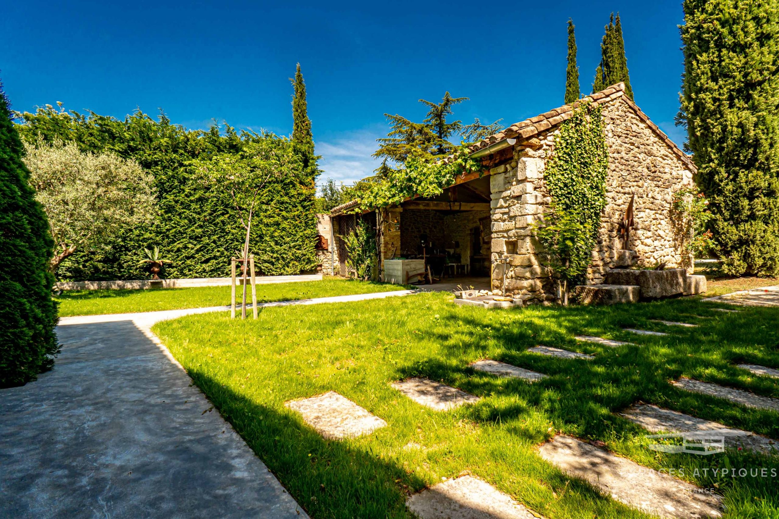Cette maison en pierres a été rénovée par un architecte renommé en ...