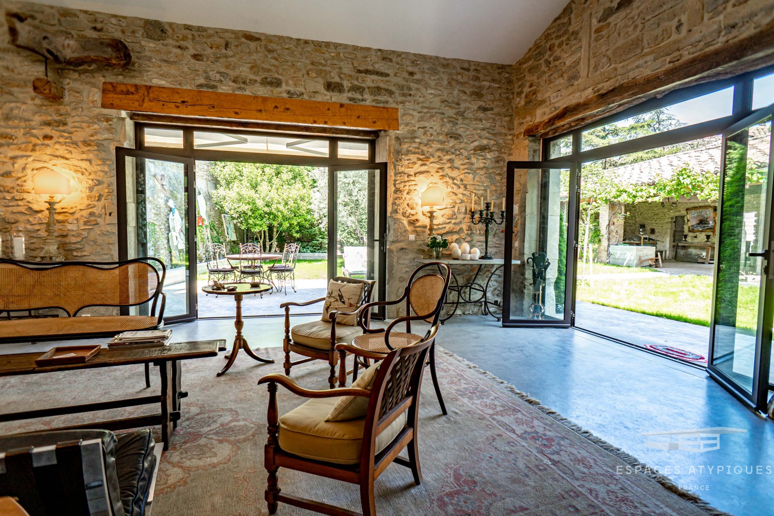 Cette maison en pierres a été rénovée par un architecte renommé en Provence