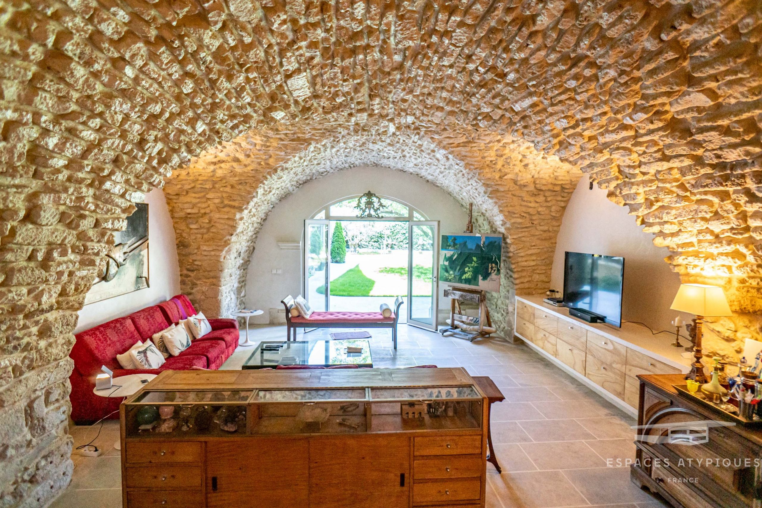 Cette maison en pierres a été rénovée par un architecte renommé en ...